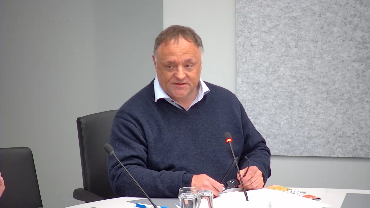 Viroloog Marc Van Ranst krijgt 2 Nederlandse eredoctoraten: 'Een ...