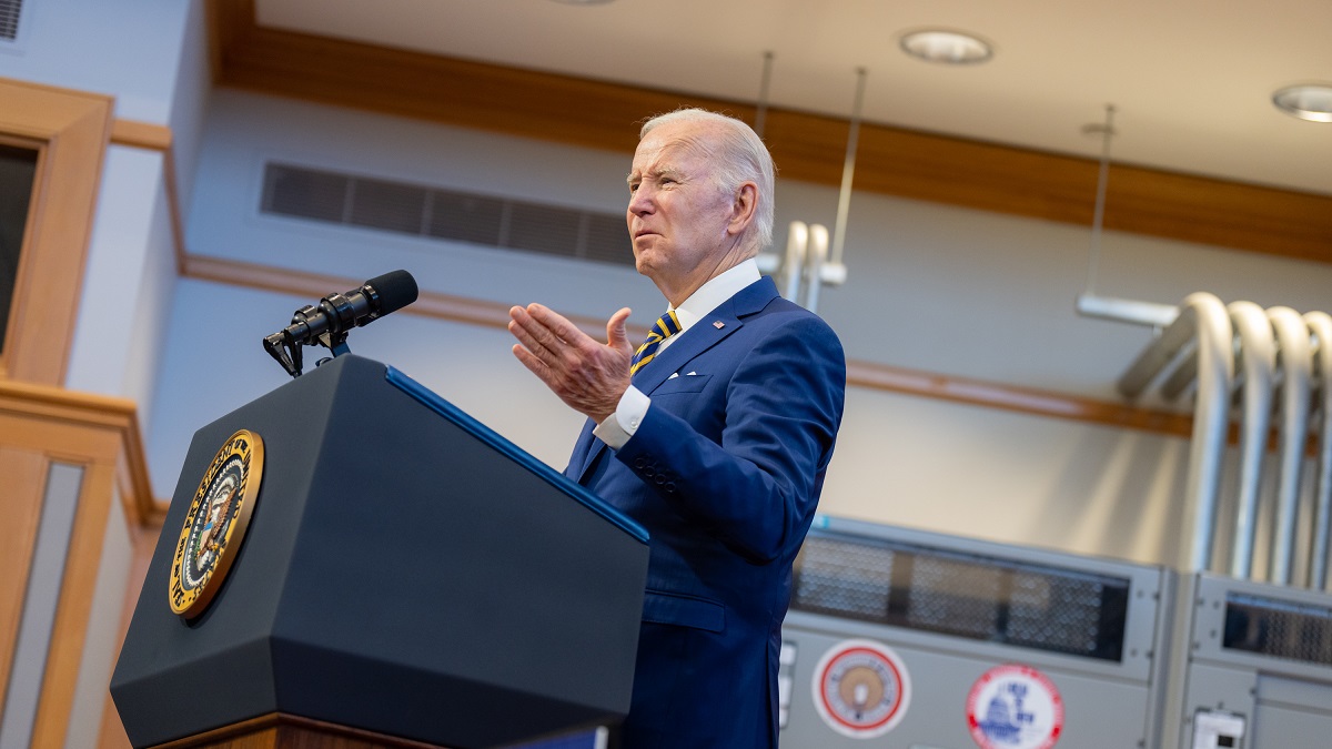 Kijk: Man valt in Polen uit vliegtuig van president Biden