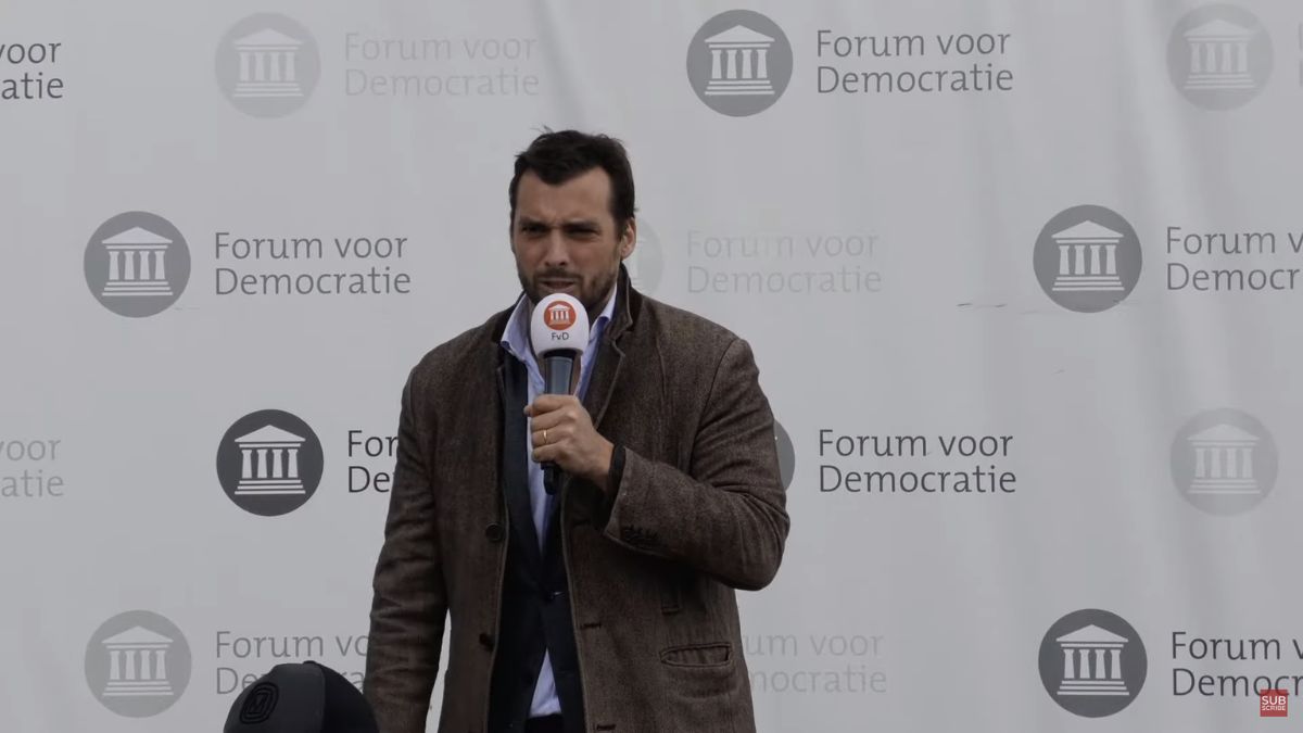 Thierry Baudet OPNIEUW aangevallen: 'schreeuwende gek' met verlengd voorwerp stormt op FVD-leider af