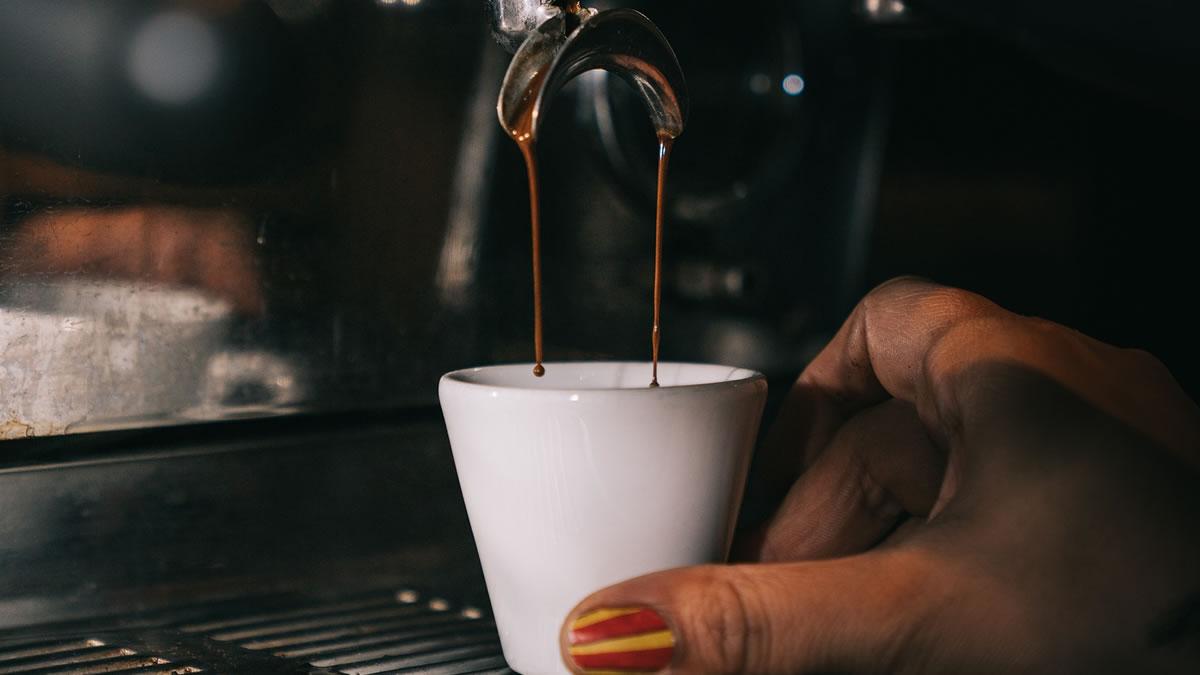 Koffie op het werk - NineForNews.nl