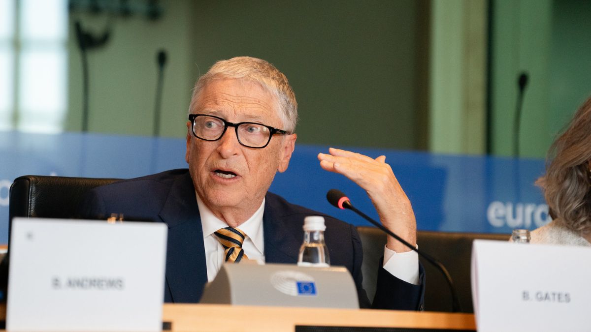 Kijk: Moeder van 2 wijkt van het script af en beschuldigt Bill Gates op ...