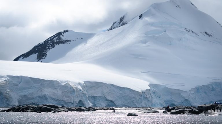 Mysterieus signaal onder Antarctisch ijs trotseert alle bekende ...